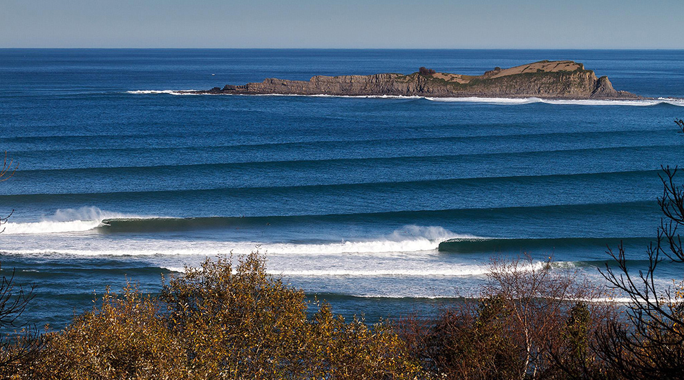 "Mundaka: Surf to Live, Live to Surf"