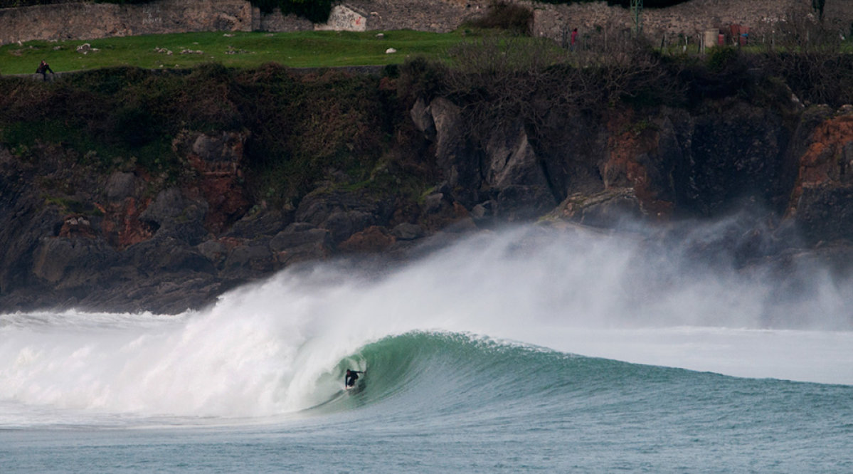 "Mundaka: Surf to Live, Live to Surf"