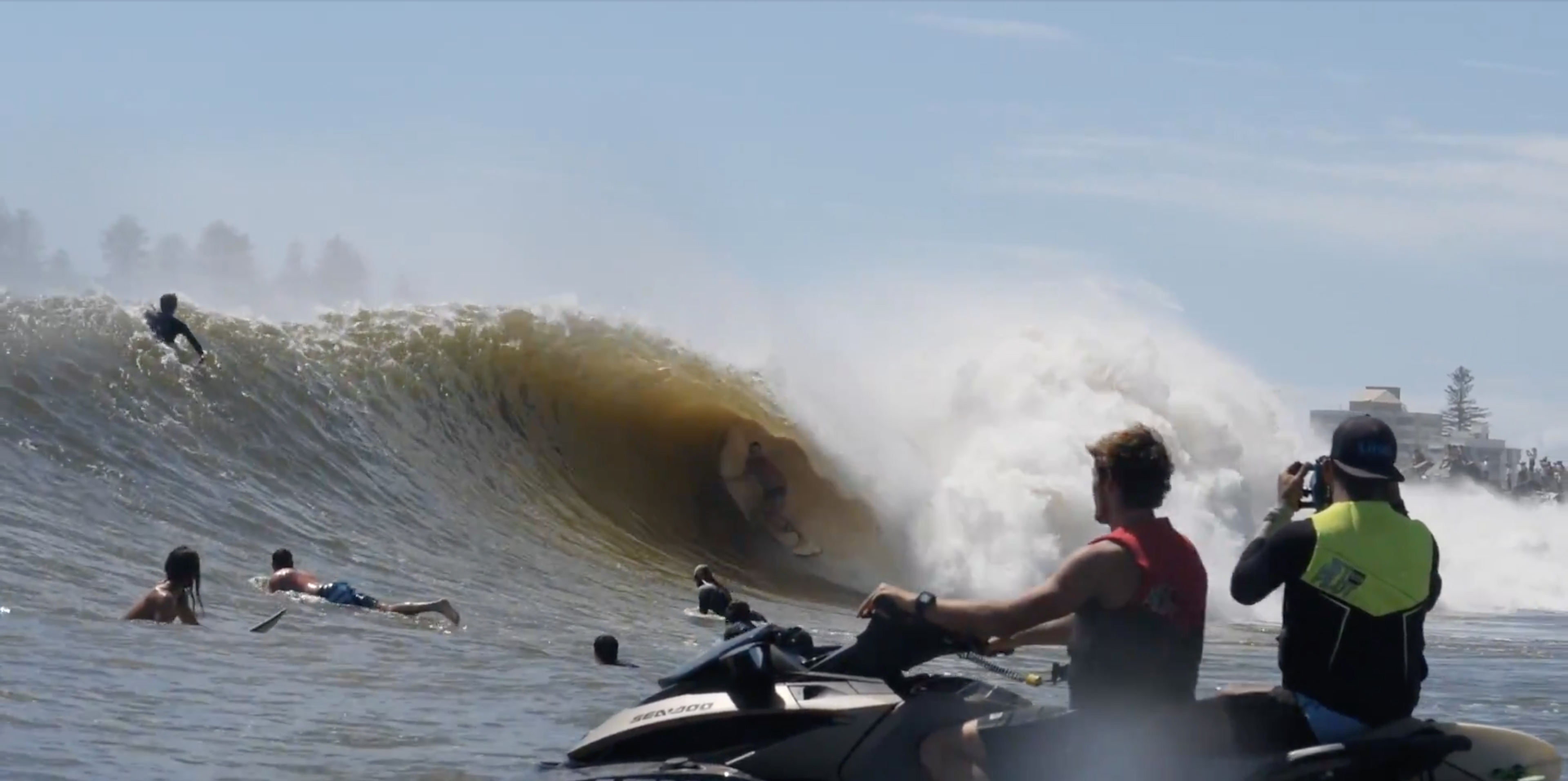 Cyclone Uesi: Mind Blowing Kirra Barrels - Surfline